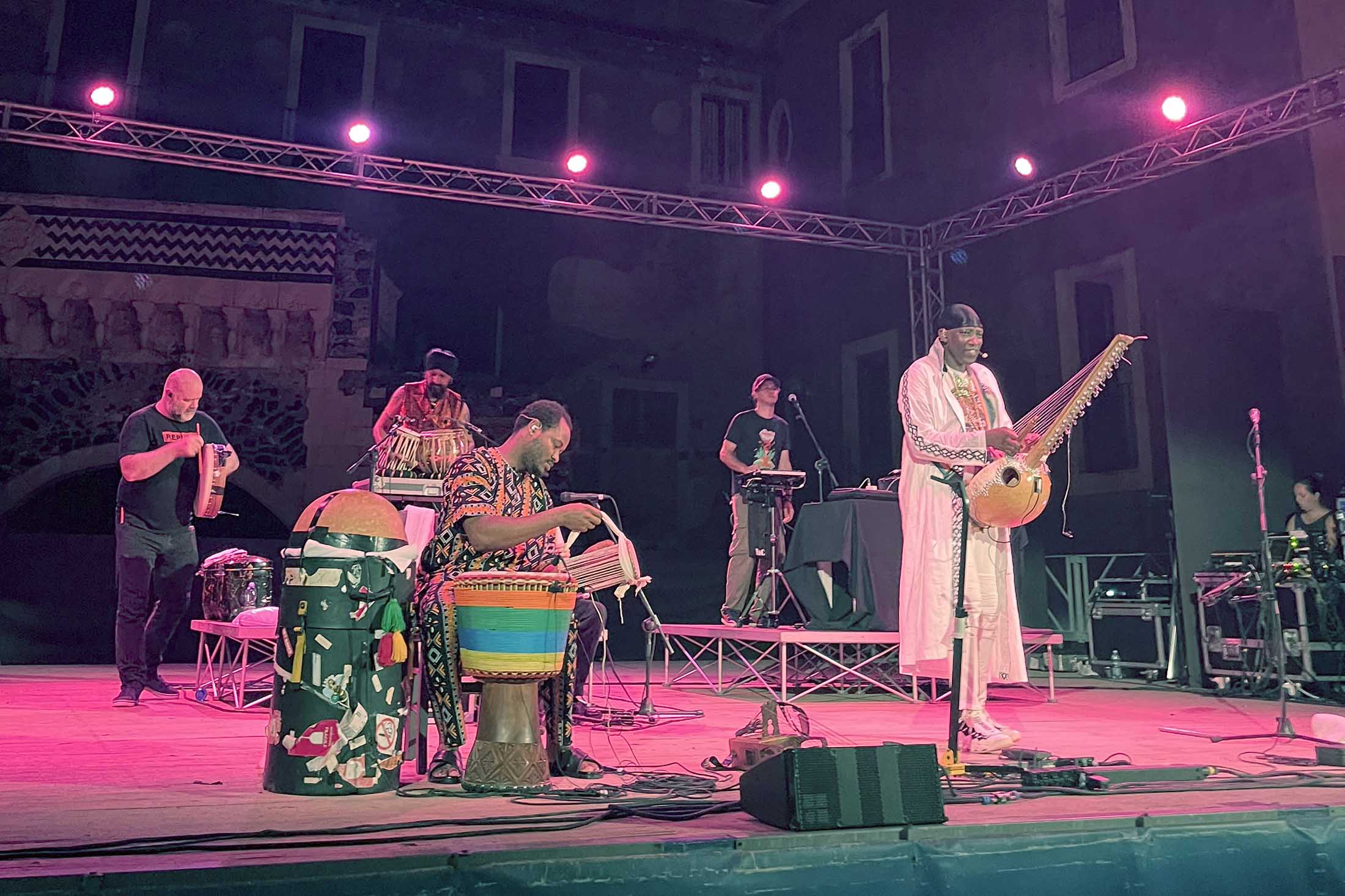 Afro Celt Sound System, un mix di folk celtico e ritmi afro-blues ...